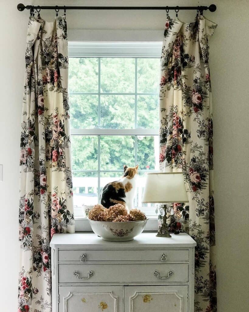 31 Farmhouse Bedroom Curtains for Creating a Beautiful Sleeping Space