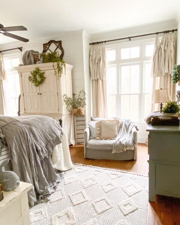 31 Farmhouse Bedroom Curtains for Creating a Beautiful Sleeping Space