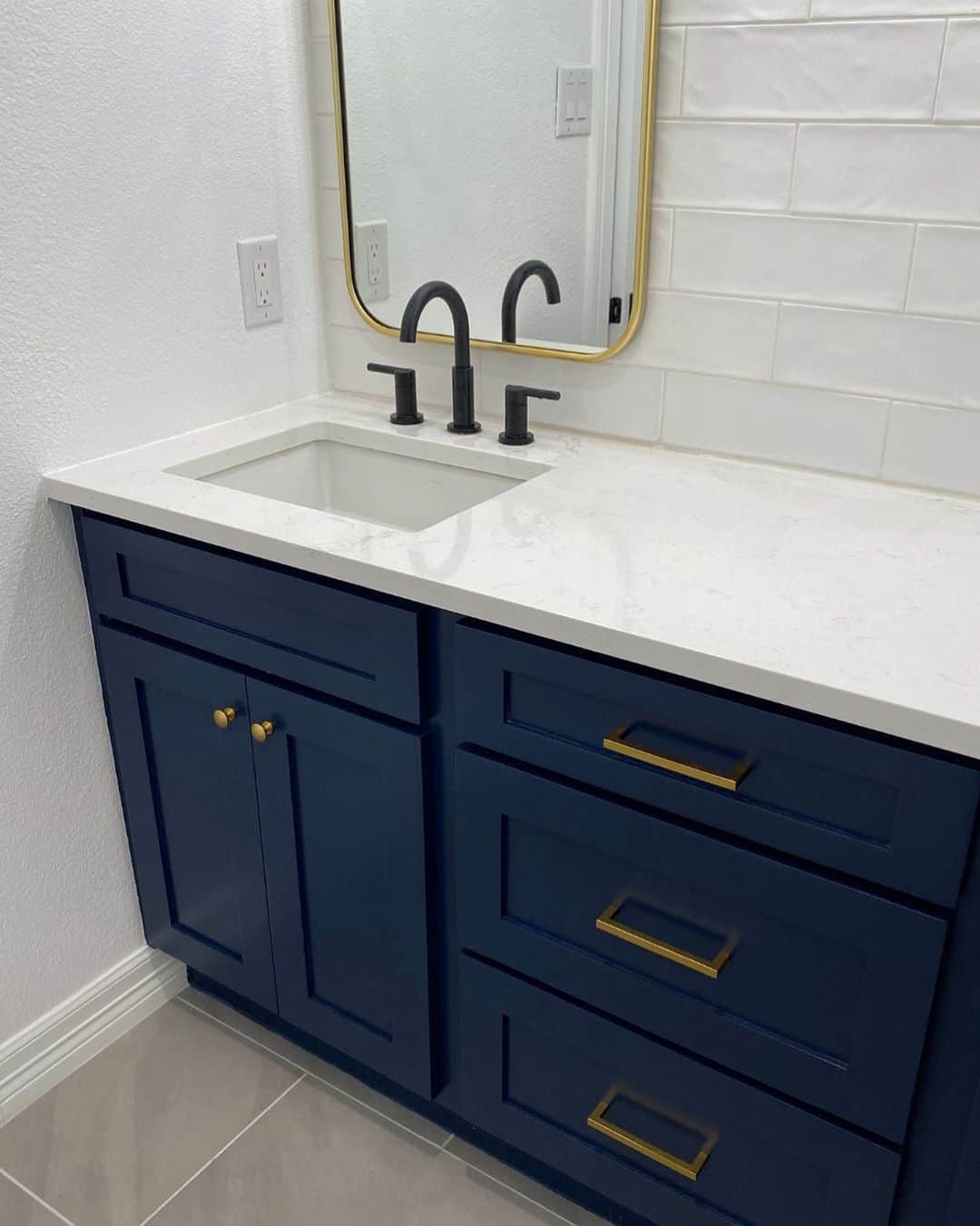 26 Navy Blue Bathroom Vanity Ideas to Give Your Restroom a Royal Makeover