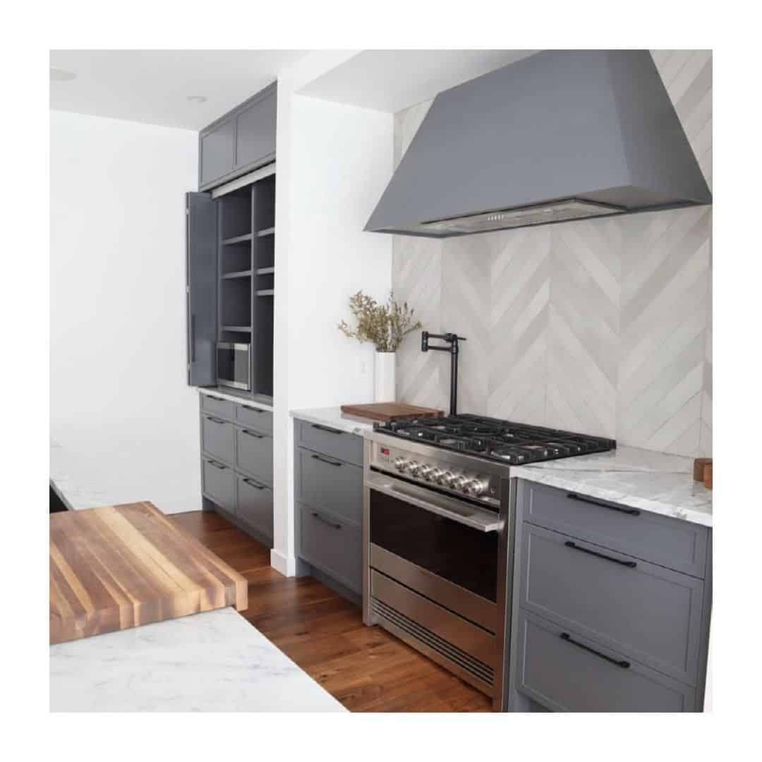 18 Backsplashes for Gray Kitchens to Leave You Inspired