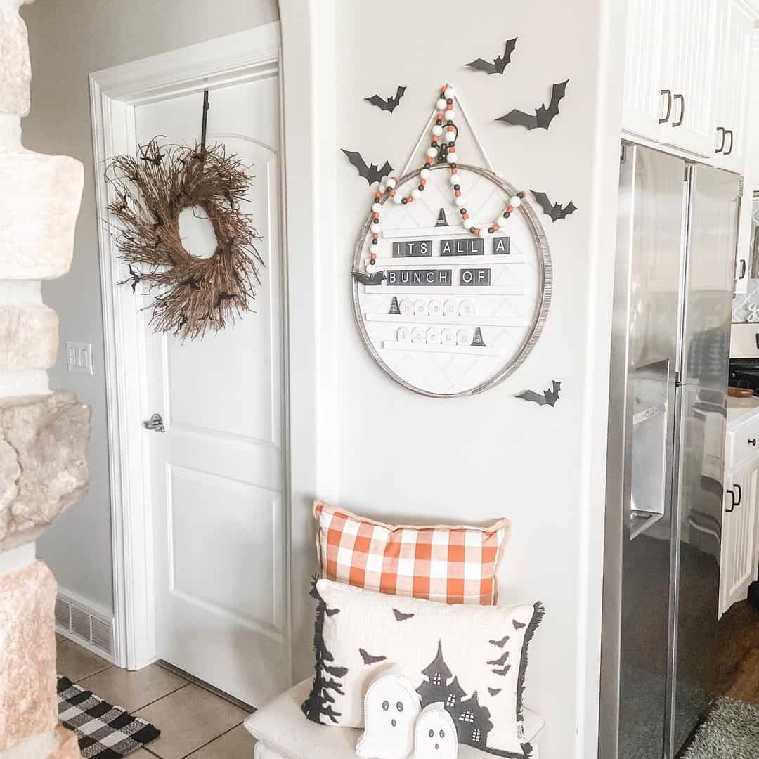 24 Halloween Wall Decor Ideas to Stylishly Spookify Your Home