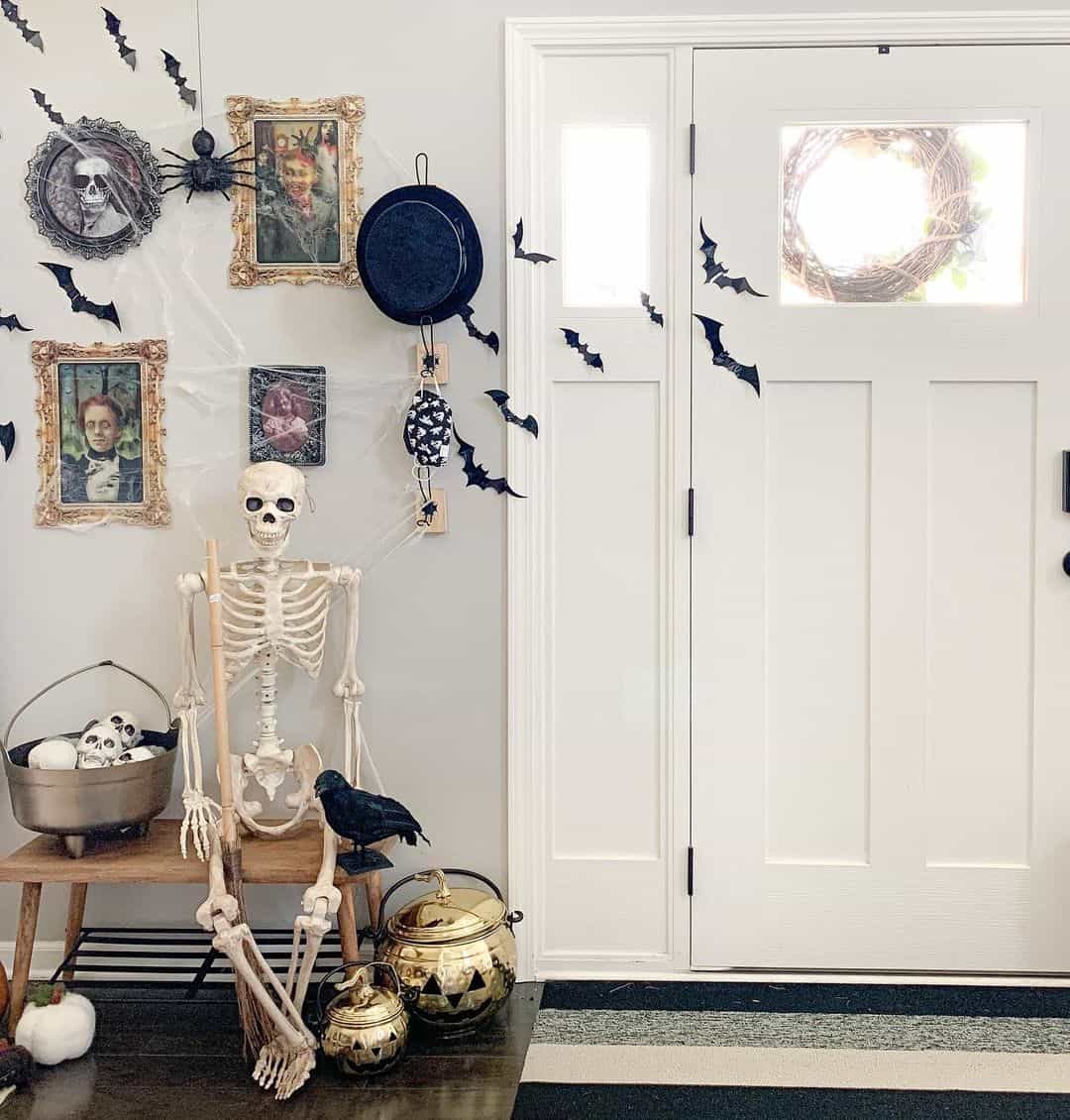 24 Halloween Wall Decor Ideas to Stylishly Spookify Your Home