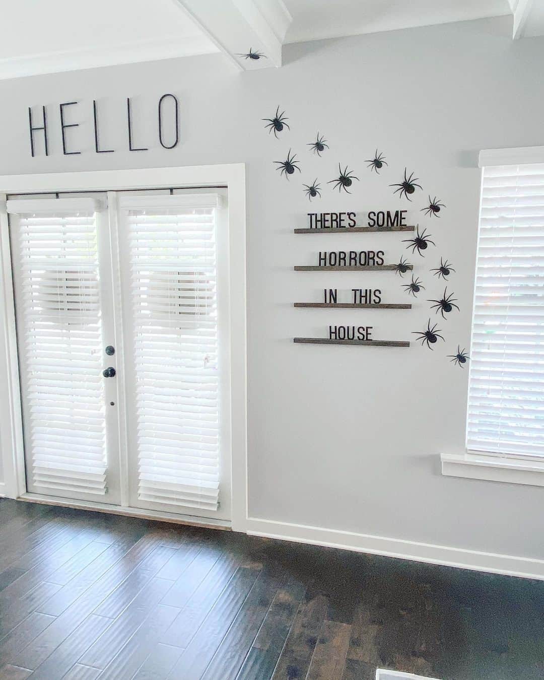 24 Halloween Wall Decor Ideas to Stylishly Spookify Your Home