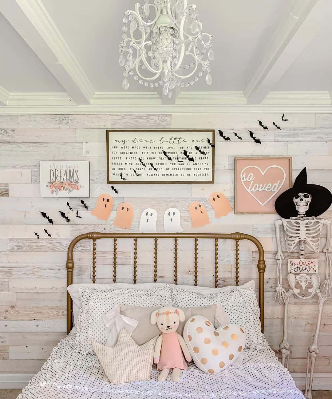 24 Halloween Wall Decor Ideas to Stylishly Spookify Your Home