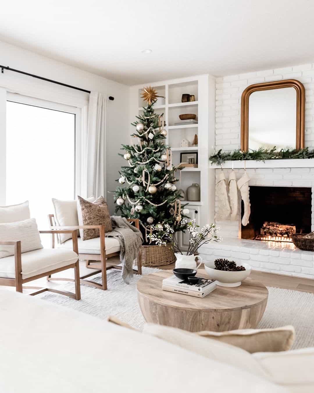 29 Christmas Coffee Table Décor Inspirations for a Festive Celebration