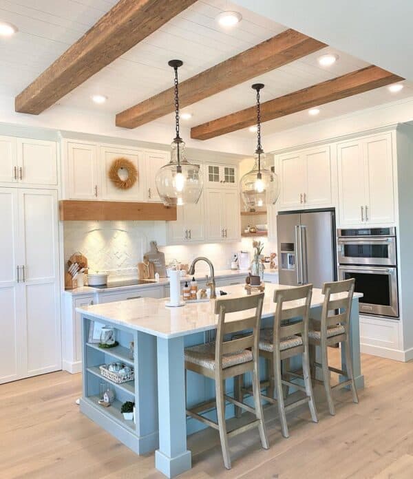 17 Cozy and Chic White Kitchens with Wood Beams