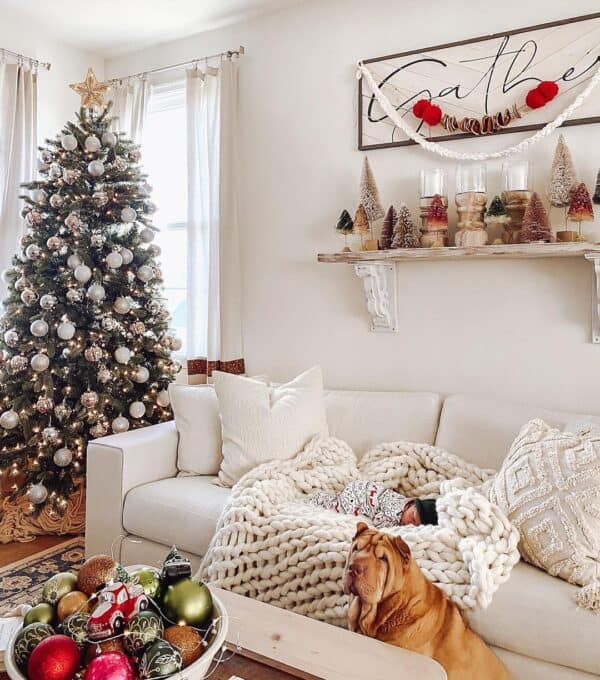 30 Christmas Wall Décor Ideas to Spruce Up your Interiors for the Holidays