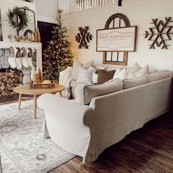 30 Christmas Wall Décor Ideas to Spruce Up your Interiors for the Holidays