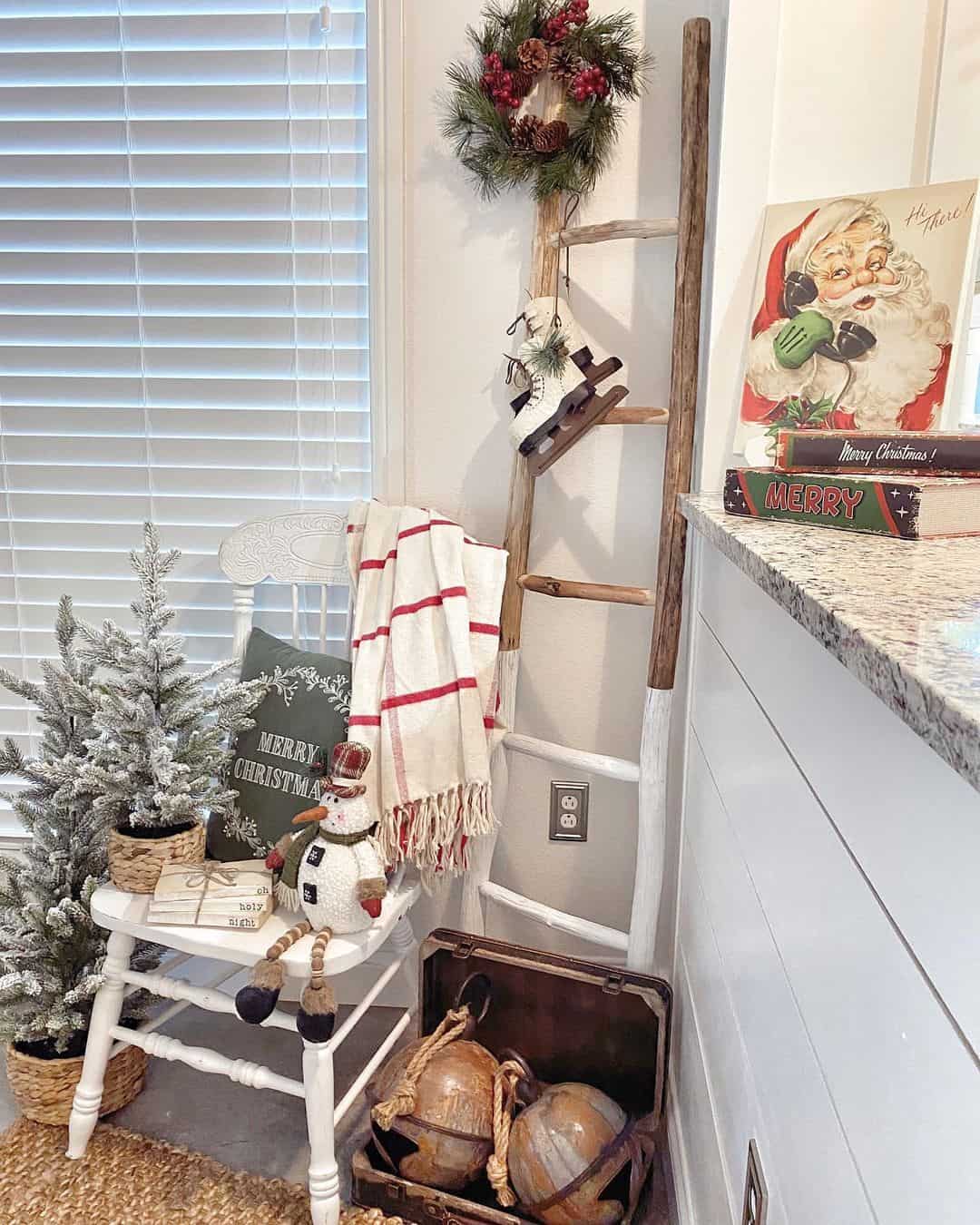 26 Farmhouse Ladder Decor Ideas for Christmas