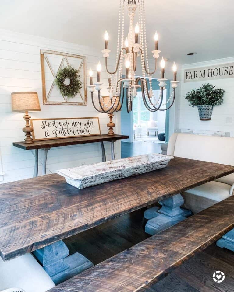 35 Farmhouse Dining Room Lighting Ideas that Fashionably Illuminate