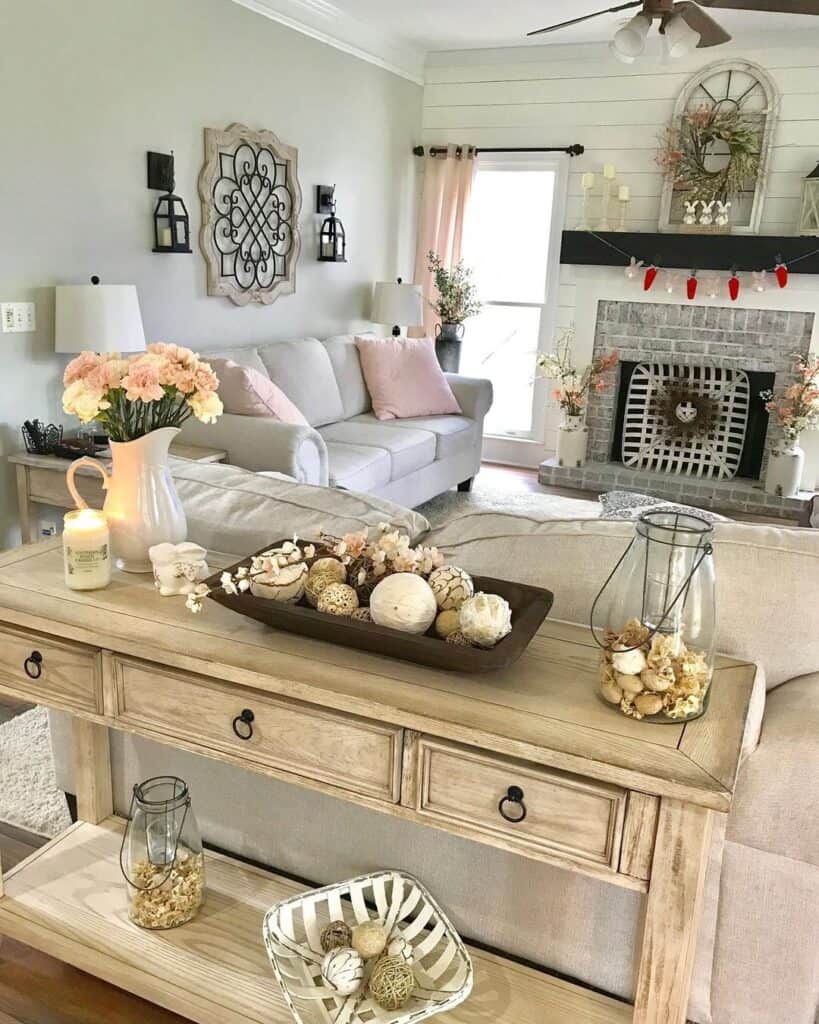 33 Farmhouse Sofa Table Décor Ideas with Striking Details