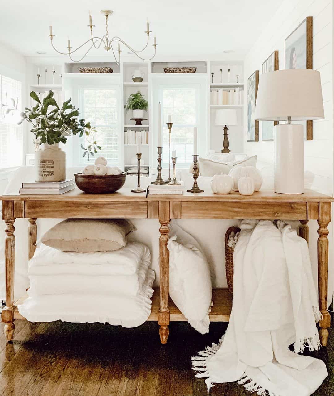 33 Farmhouse Sofa Table Décor Ideas with Striking Details
