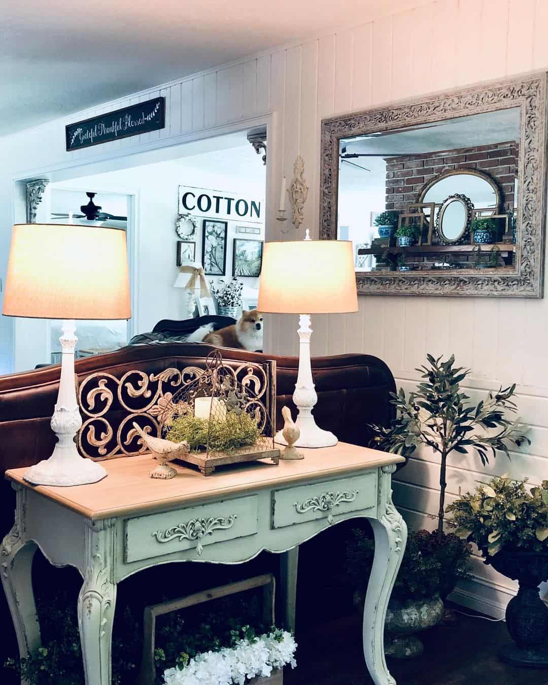 33 Farmhouse Sofa Table Décor Ideas with Striking Details