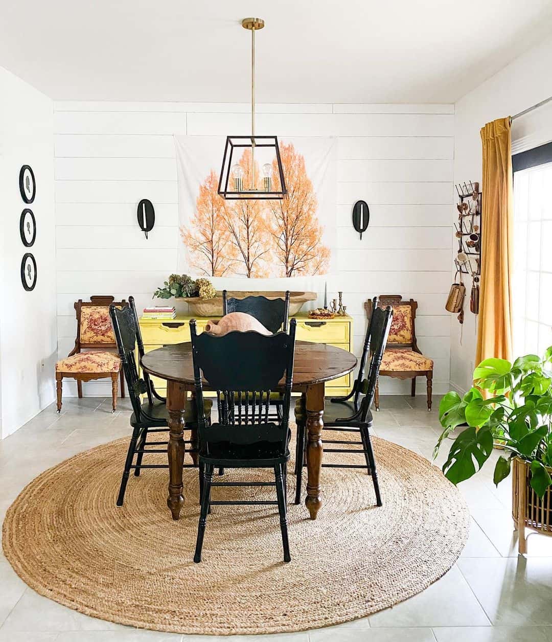 27 Rugs Under Round Tables to Add a Wow Factor in your Dining Room