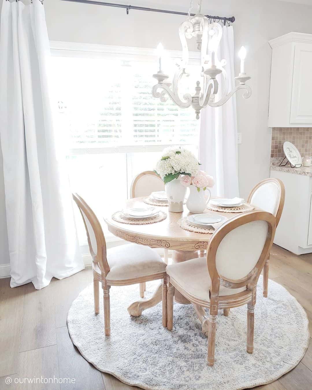 27 Rugs Under Round Tables to Add a Wow Factor in your Dining Room