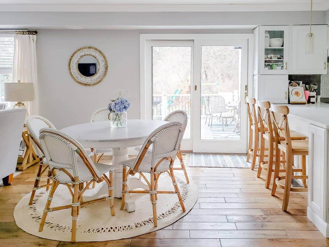 27 Rugs Under Round Tables to Add a Wow Factor in your Dining Room