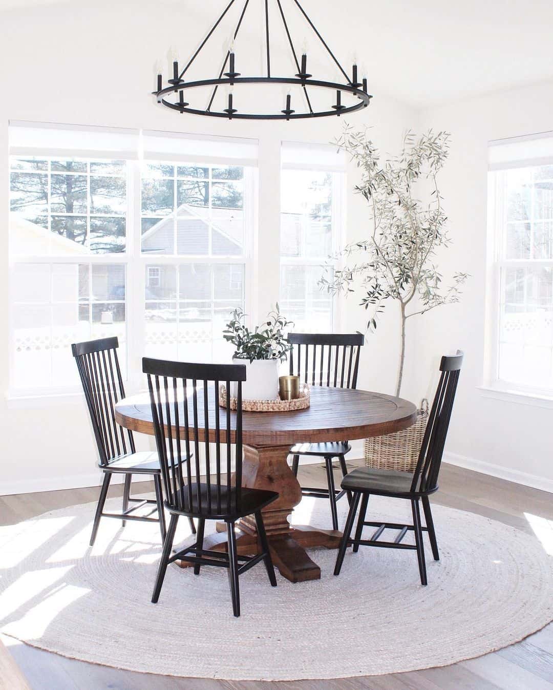 27 Rugs Under Round Tables to Add a Wow Factor in your Dining Room