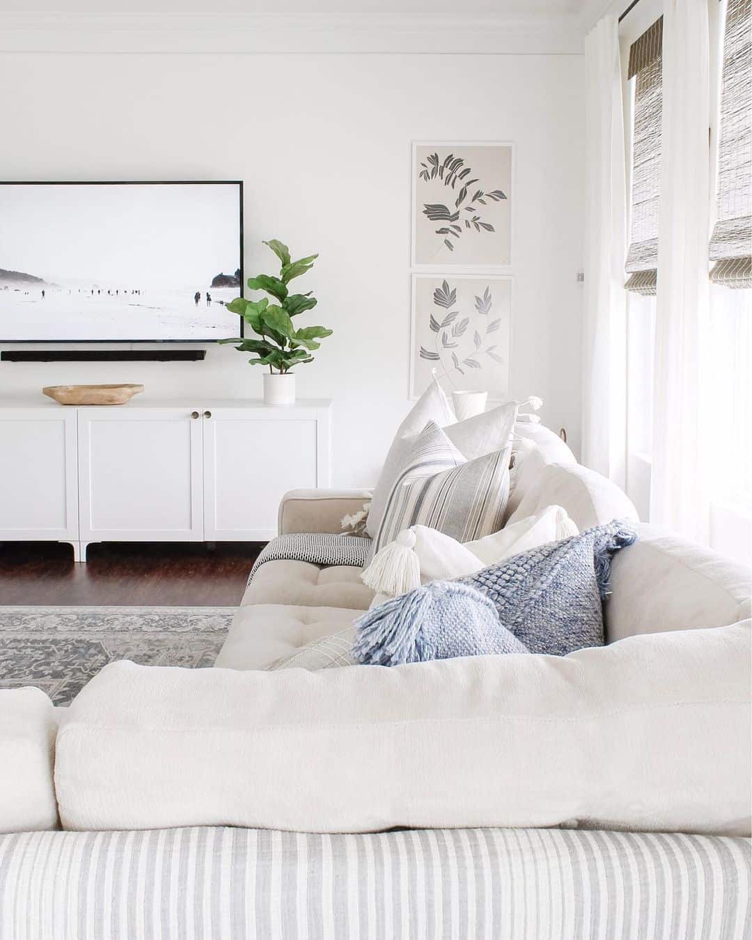 23 White Farmhouse Living Rooms for Modern Rustic Beauty