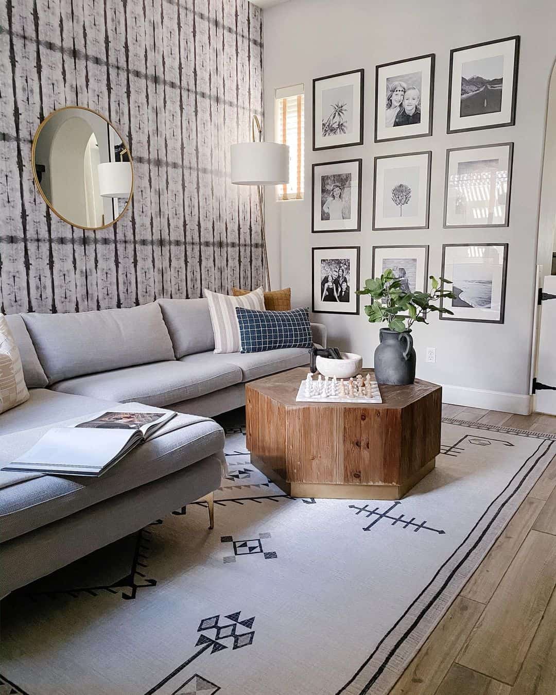 38 Black Frame Gallery Wall Layouts to Display Your Pictures