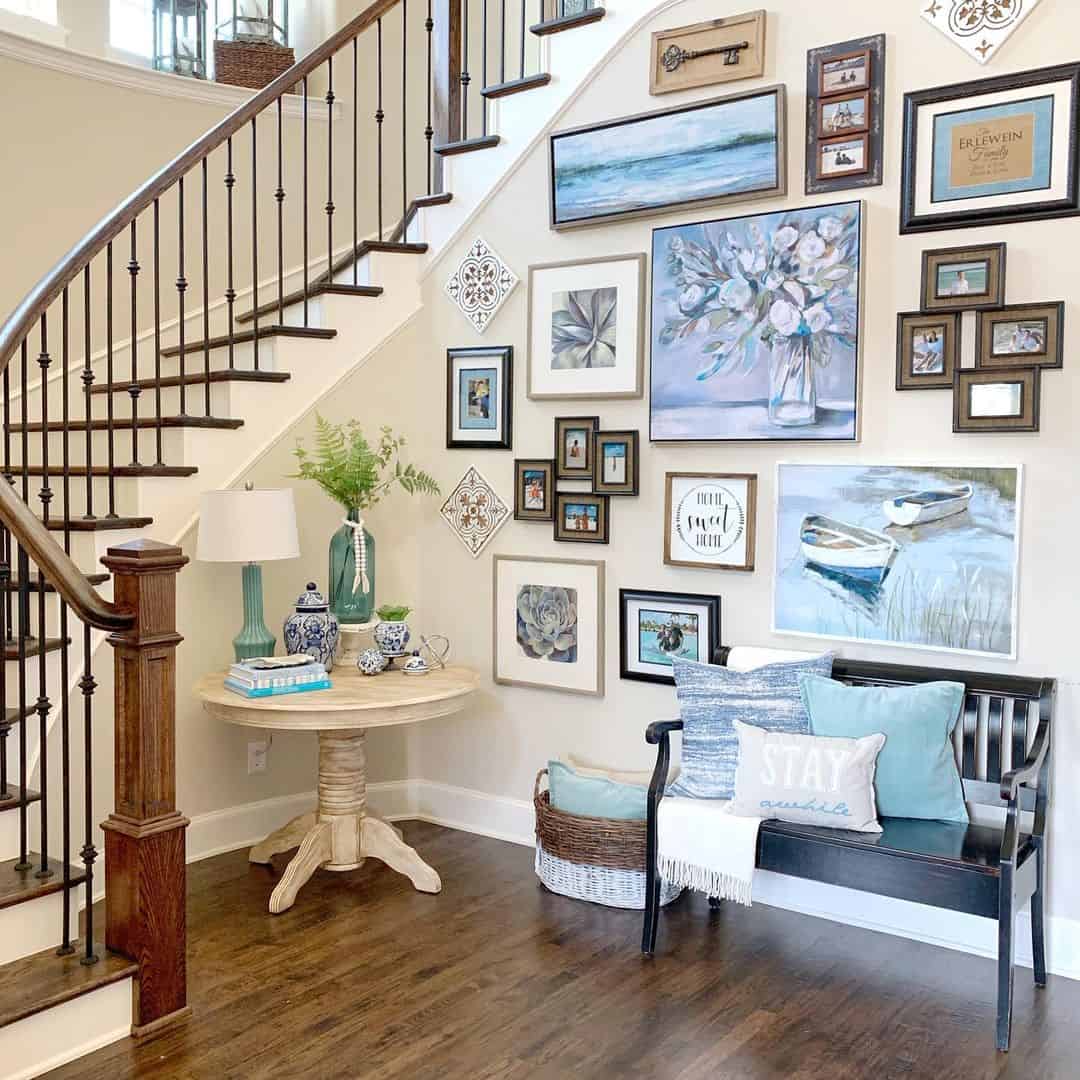 11 Entryway Round Tables That Inspire Wow-Worthy Reactions