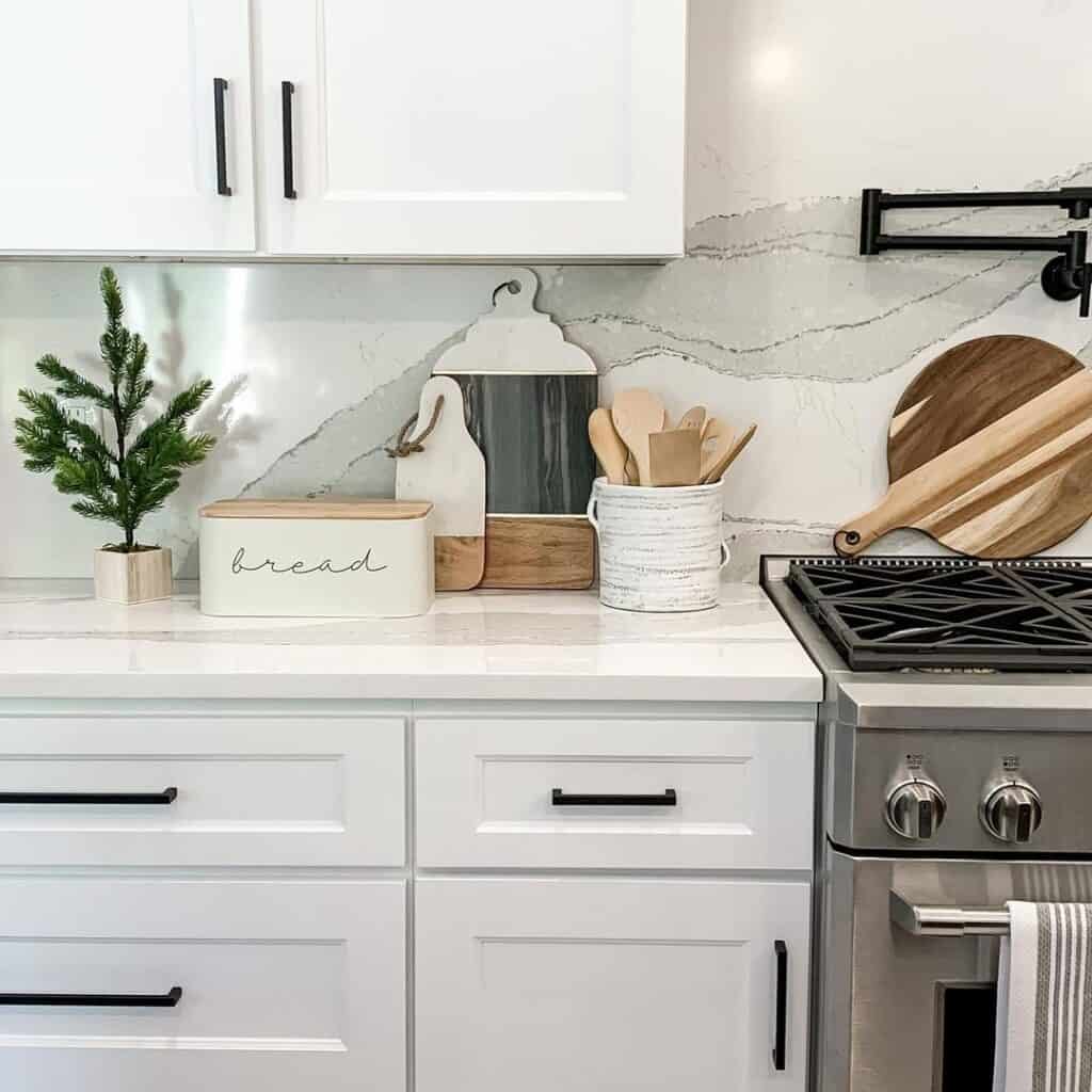 26 Inspiring White Kitchen with Black Hardware Ideas