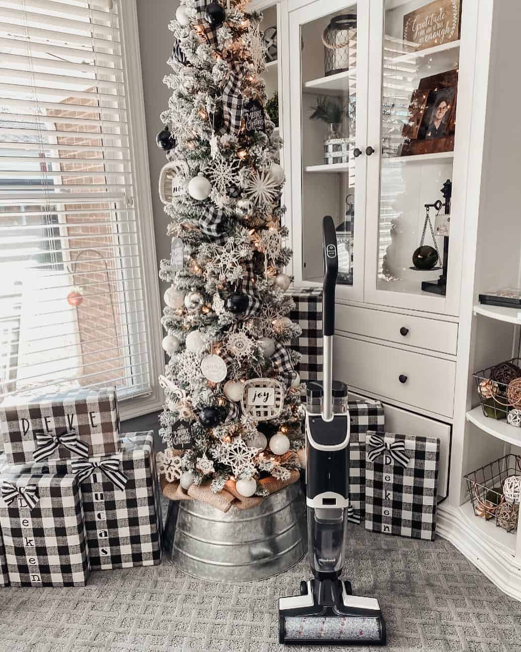 23 Contemporary Black and White Christmas Décor Ideas