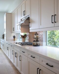 32 Ways to Dress Up Kitchen Handles in Black For Every Style