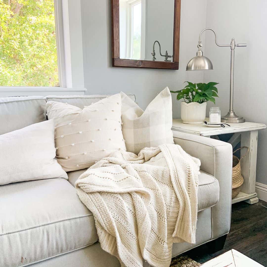 23 White Farmhouse Living Rooms for Modern Rustic Beauty