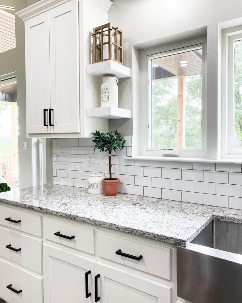 32 Ways to Dress Up Kitchen Handles in Black For Every Style