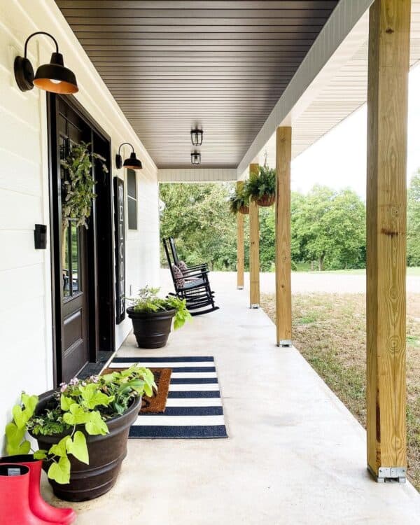 34 Farmhouse Porch Columns for an Enchanting Entrance