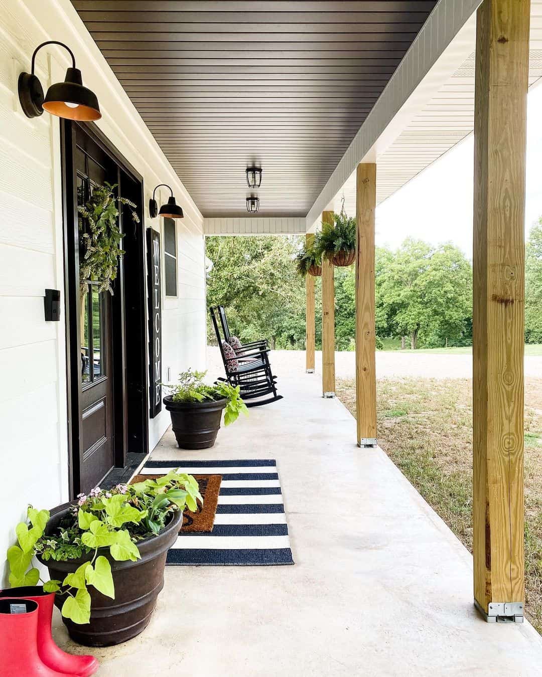 34 Farmhouse Porch Columns for an Enchanting Entrance