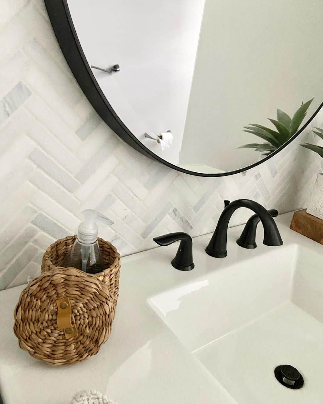 24 Ideas for a Creative Bathroom Backsplash