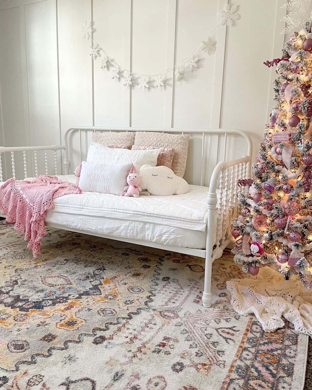 27 Daybed Ideas for a Memorable Sleeping Space