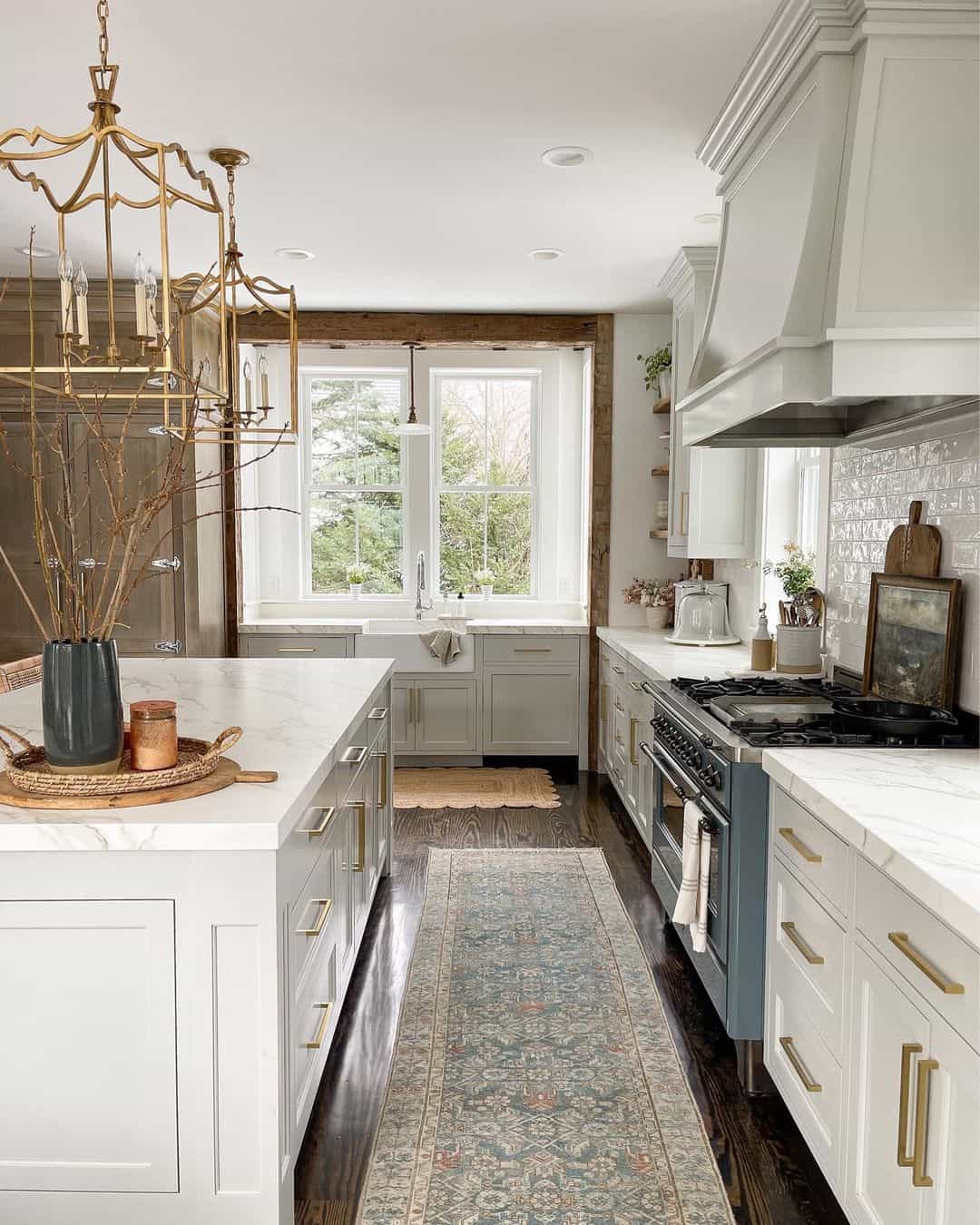 30 Brass Hardware Rooms That Are Absolutely Glowing
