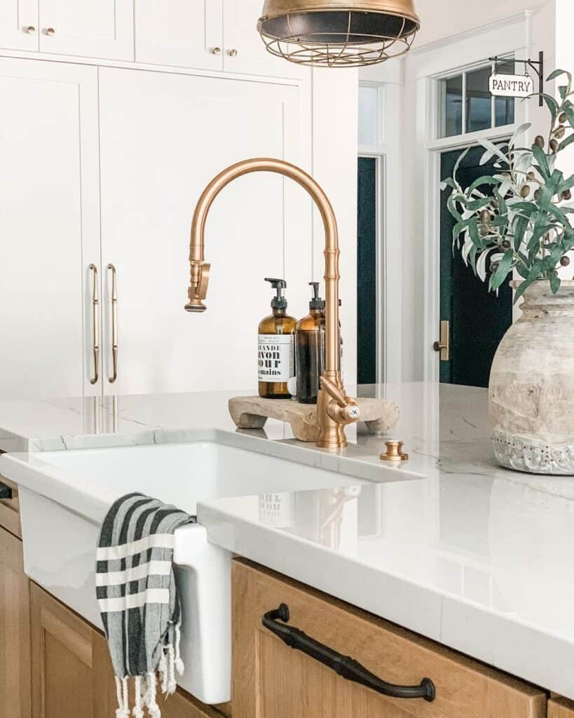 32 Gold Kitchen Faucet Fixtures That Are Totally In Style