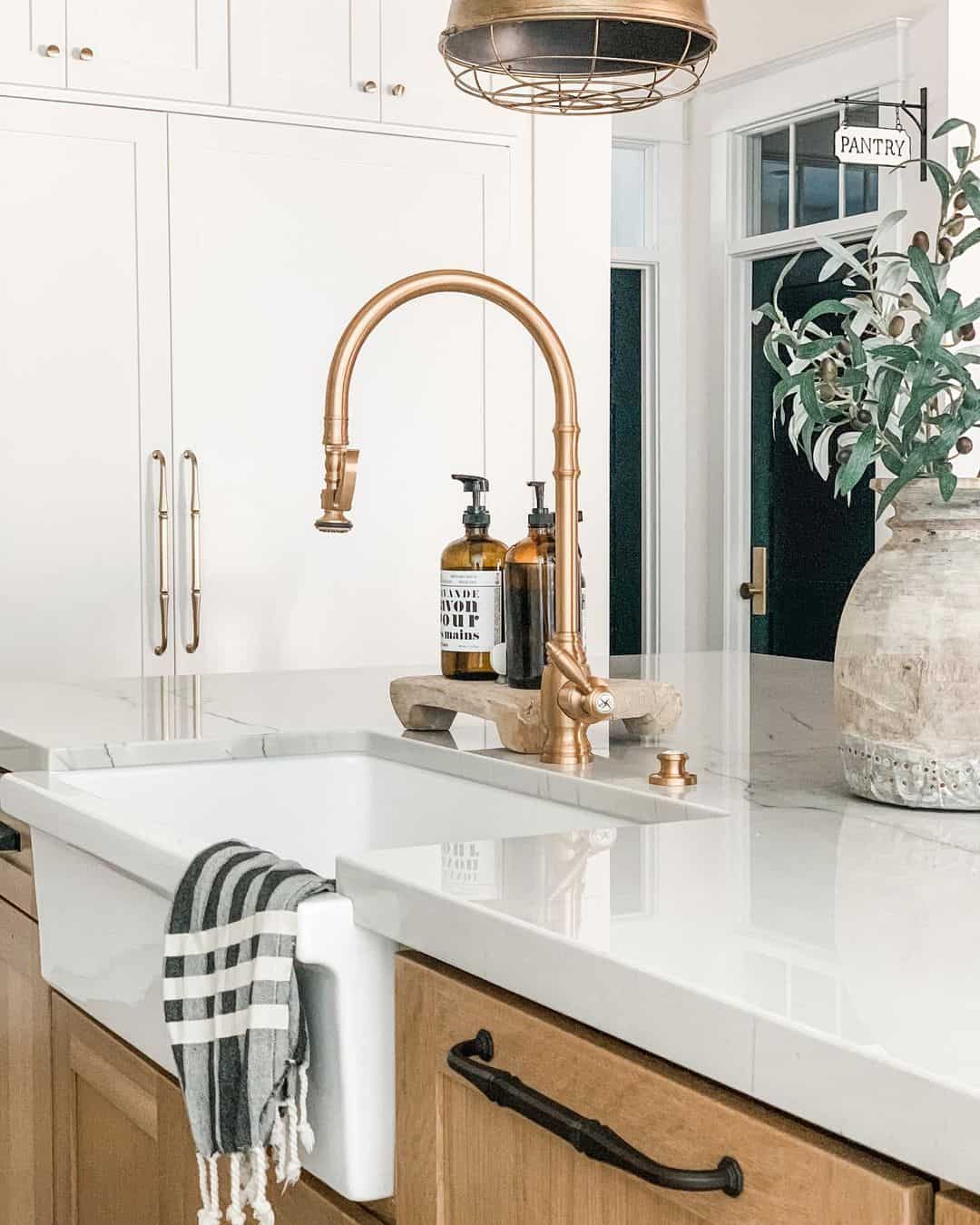 32 Gold Kitchen Faucet Fixtures That Are Totally In Style