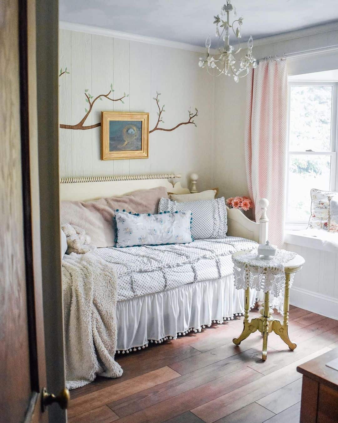 27 Daybed Ideas for a Memorable Sleeping Space
