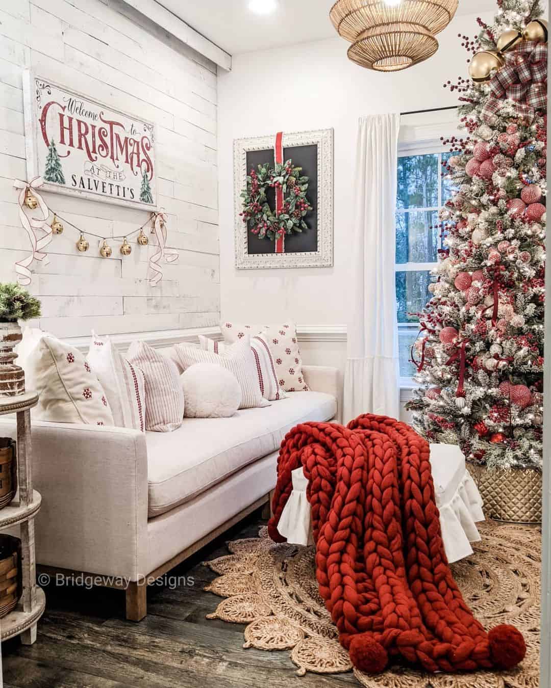 40 Ultra-Festive Ideas for Red Christmas Tree Decorations