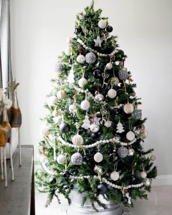 47 Black Christmas Tree Decorations to Modernize Your Décor