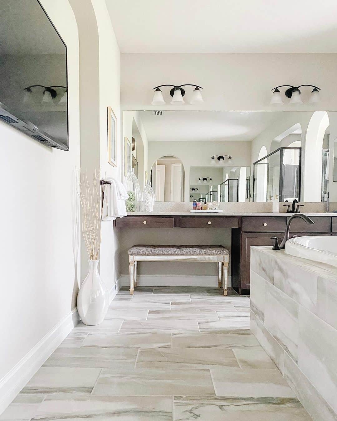 26 Elegant Frameless Mirror Inspirations for Added Glam