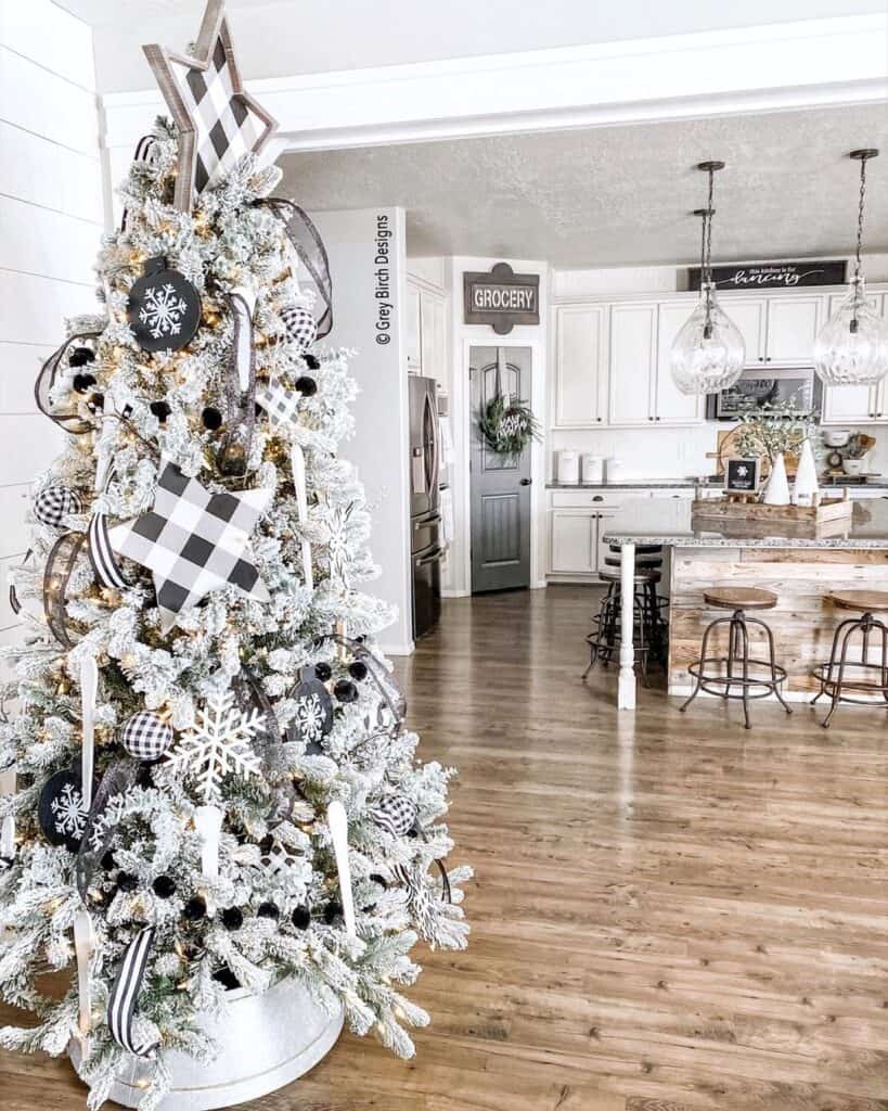 47 Black Christmas Tree Decorations to Modernize Your Décor