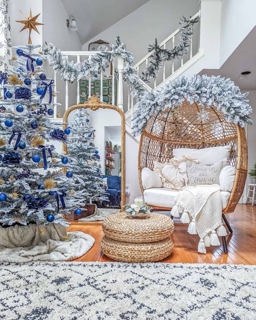 19 Blue Christmas Tree Decorations to Create A Winter Mood