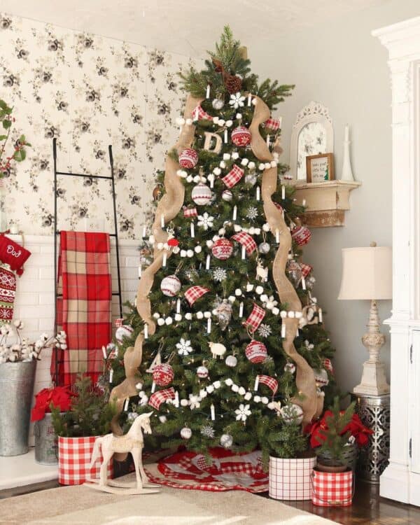 13 Stylish Burlap Ribbon Christmas Tree Ideas for December