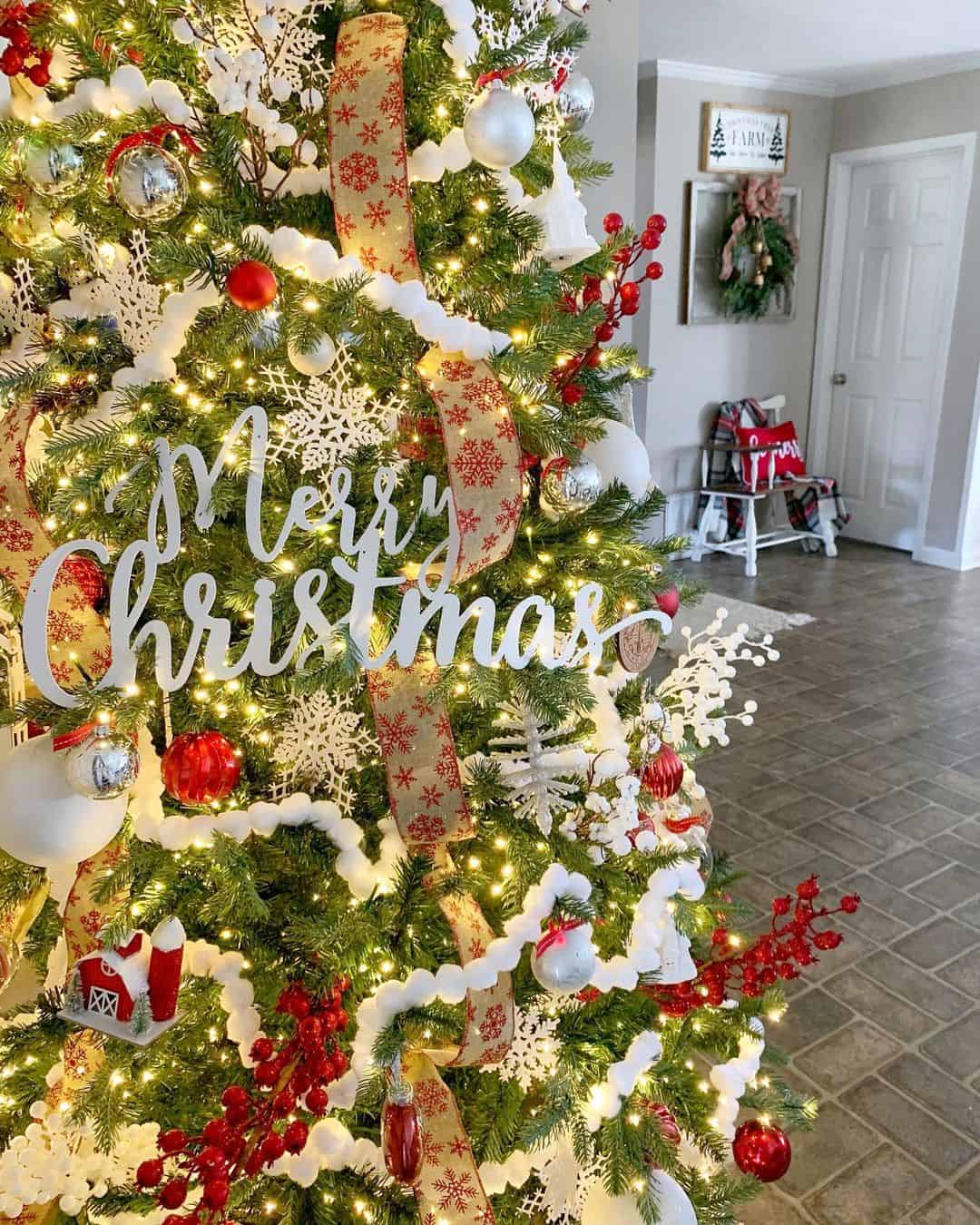 55 Red and White Christmas Tree Decorations That Will Wow You