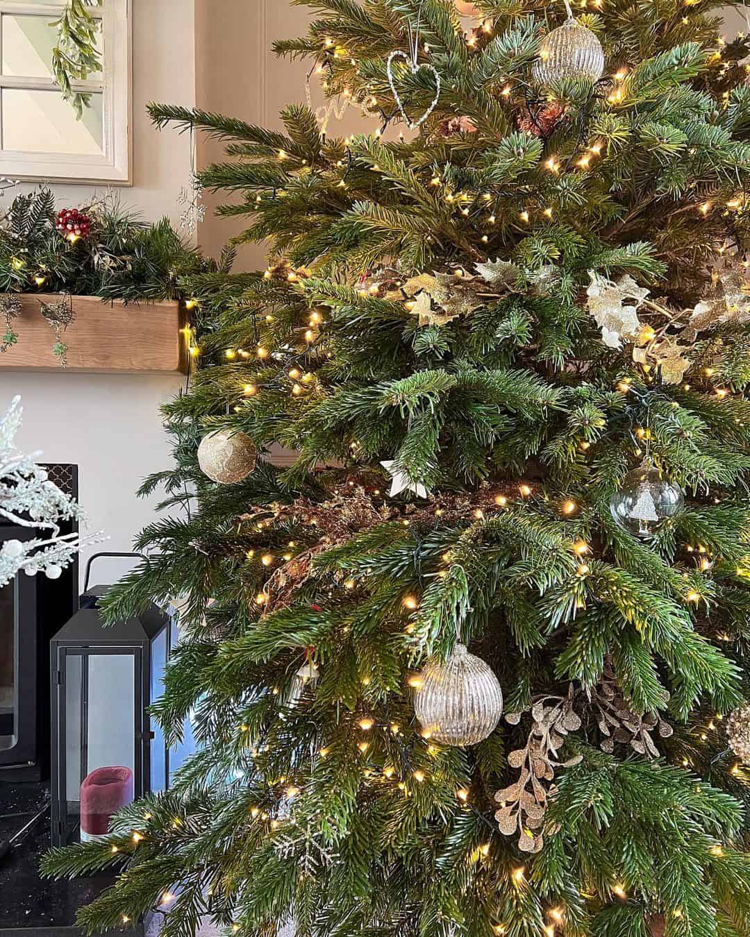 51 Stunning Gold Christmas Tree Decorations for a Merry Home