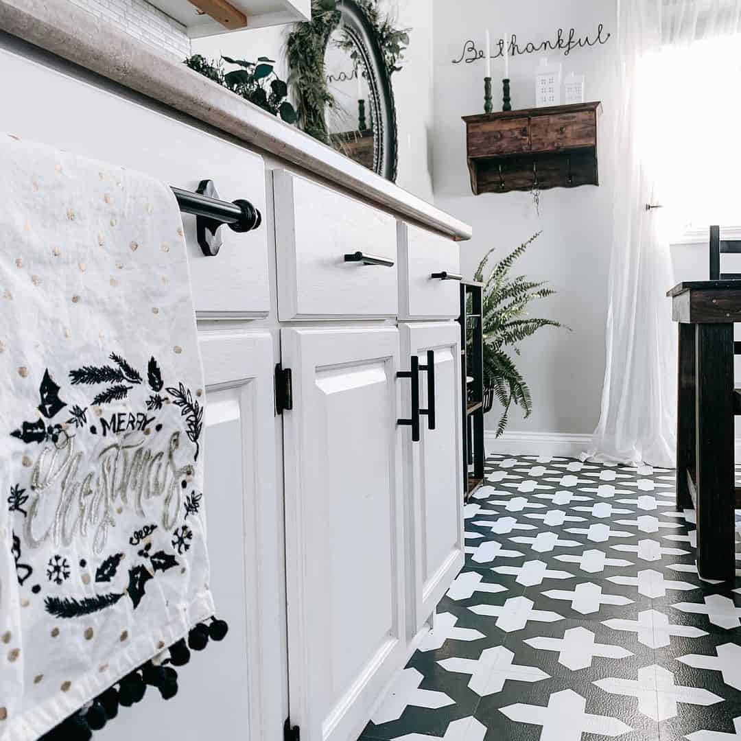 31 Dramatic Black and White Floor Tile Ideas for a Stylish Home