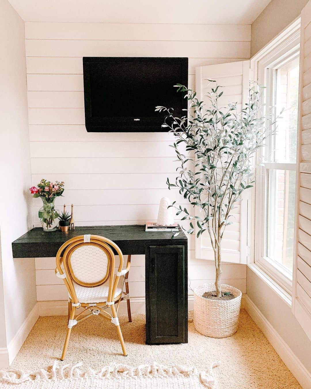 34 Farmhouse Desks for Even the Most Challenging Spaces