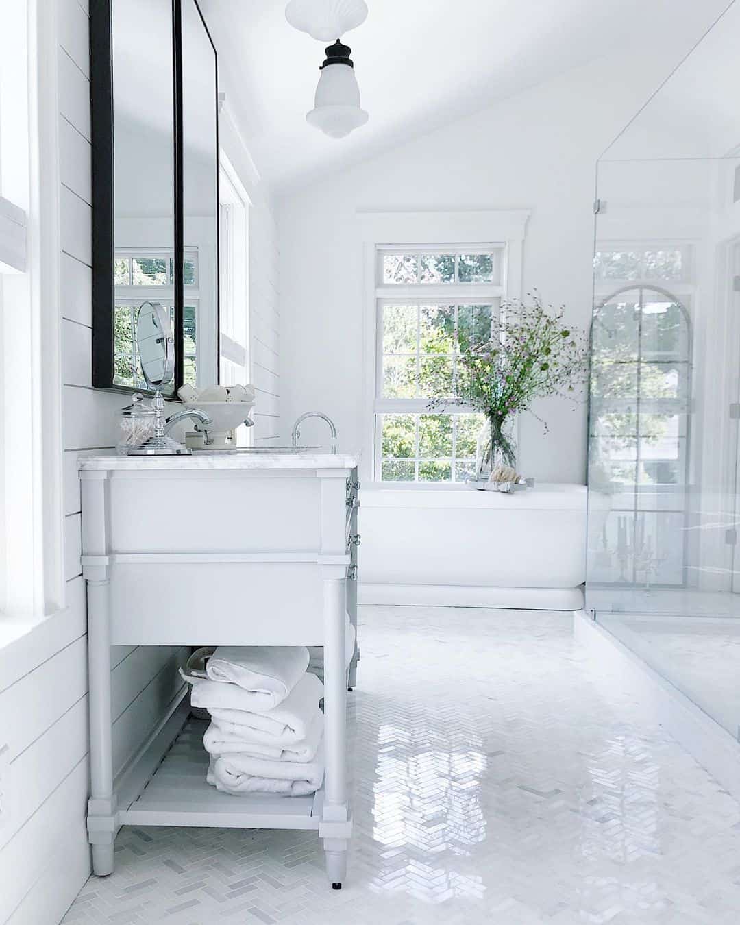 29 Timeless White Bathroom Floor Tile Ideas