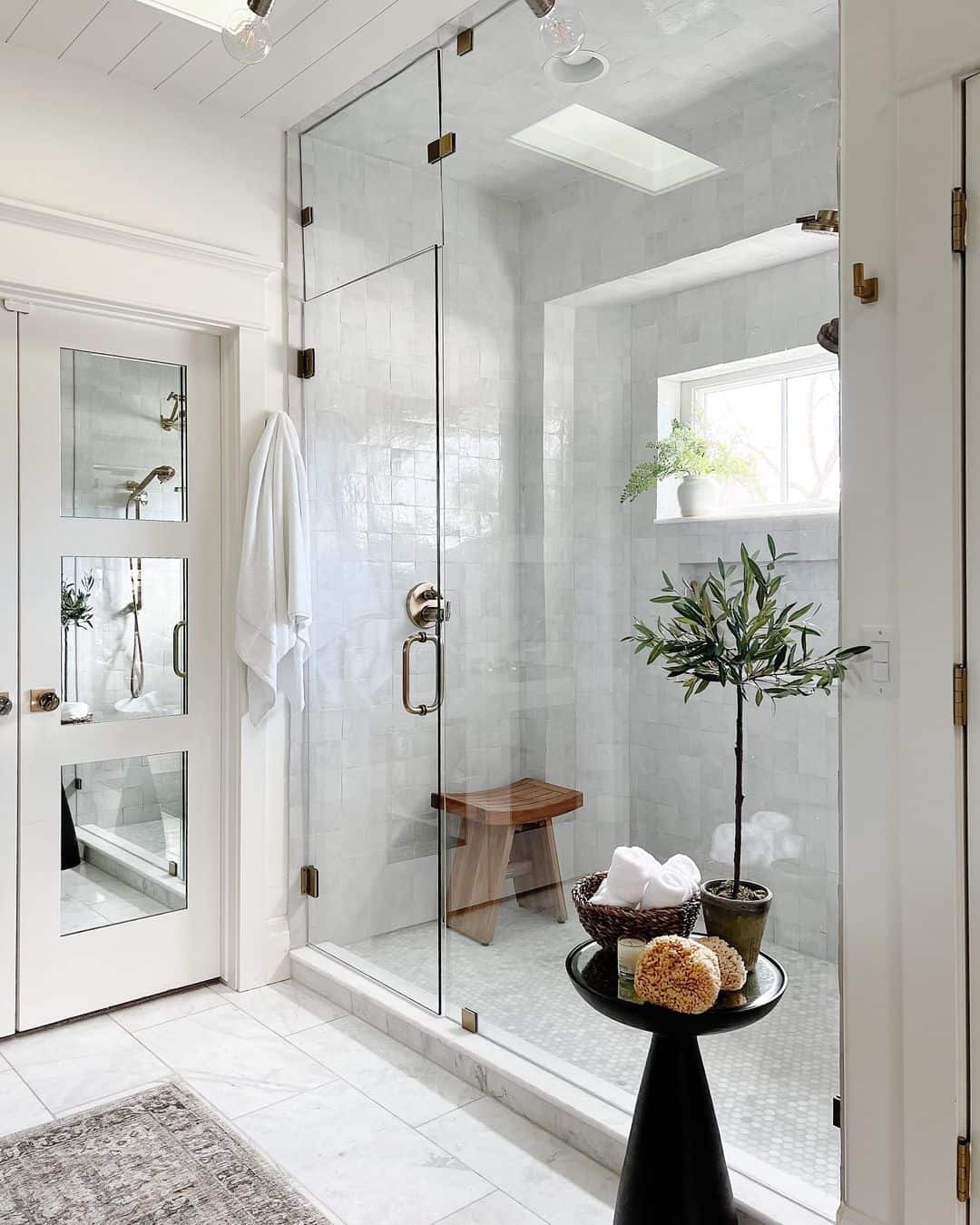 29 Timeless White Bathroom Floor Tile Ideas