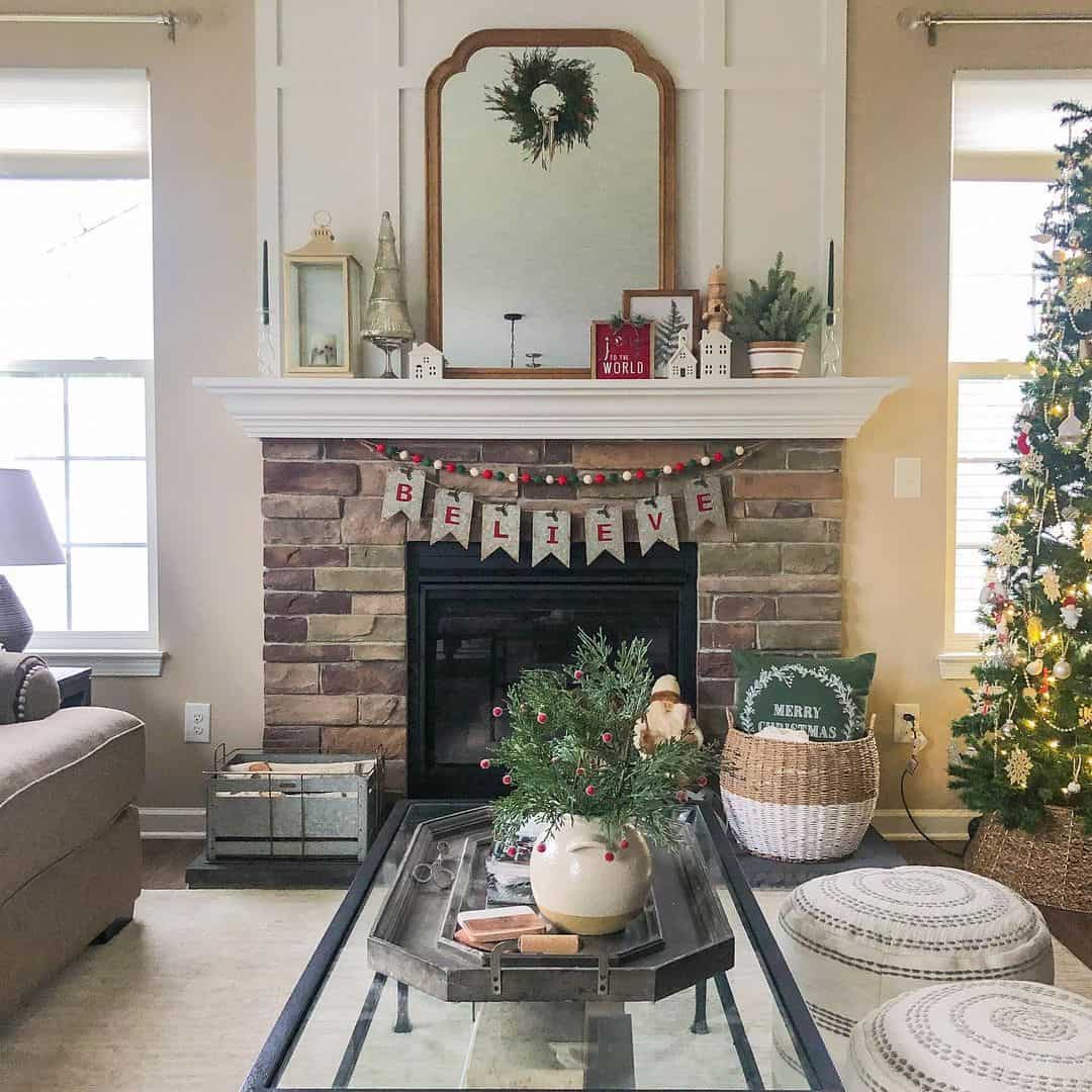 35 Festive Christmas Fireplace Ideas That Will Delight